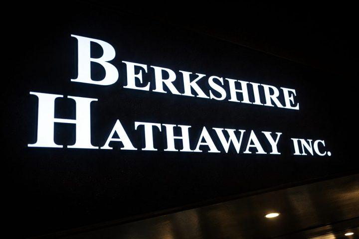 Berkshire Hathaway stock price holds near $493 into holiday weekend ...