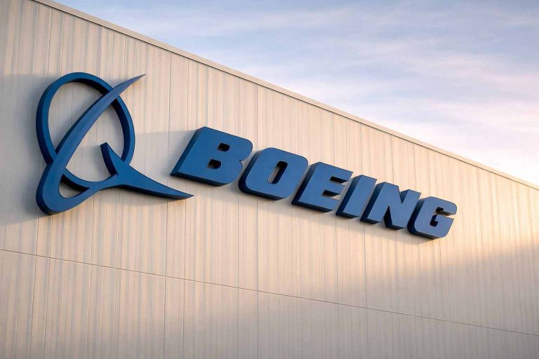 Boeing stock slips after earnings boost, cash-flow guide takes center stage