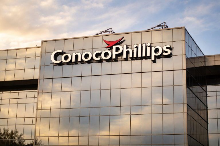 ConocoPhillips stock slips in regular session as oil tumbles — what to ...