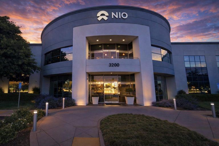 NIO stock slips to $4.64 — what to watch before Monday’s open and a key ...