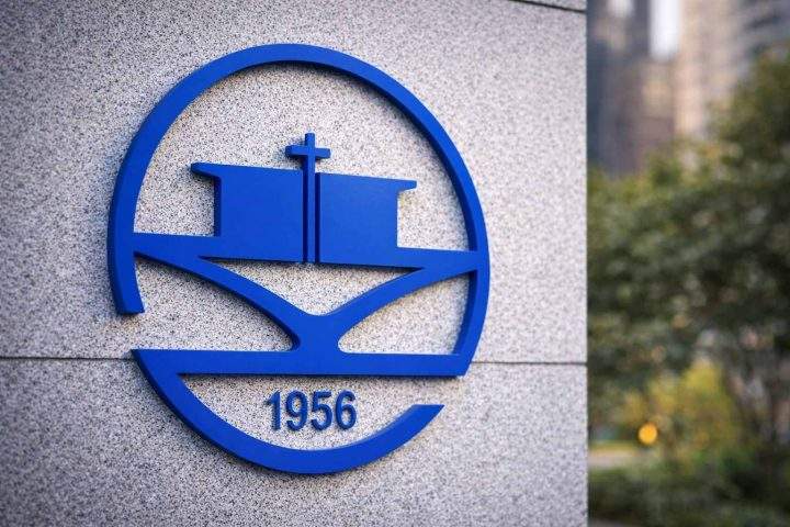 Yangzijiang Shipbuilding stock price drops 6% as Maersk warning hits ...