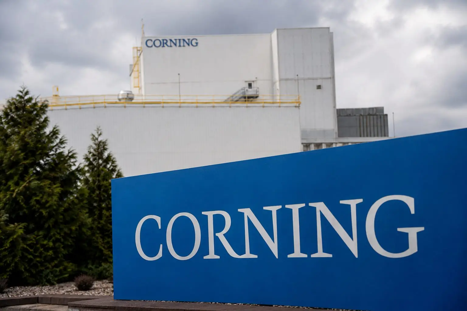 Corning Wins Amazon AI Fiber Deal; GLW Faces Next Hurdle
