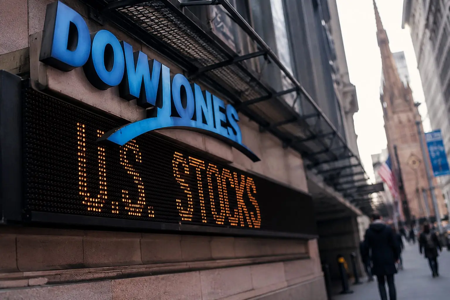 Dow closes up as Iran deal hopes and lower oil prices draw focus