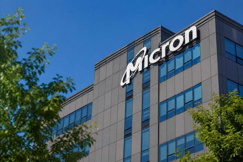 Micron Shares Drop Under $1,000 on AI Memory Surge and Earnings Concerns