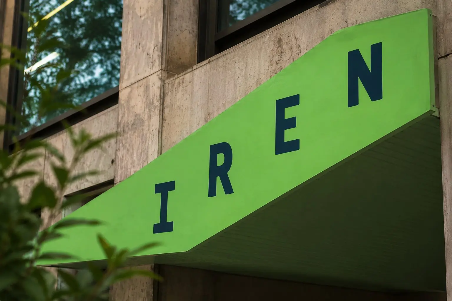 IREN stock falls as Wall Street stays split on AI cloud payoff