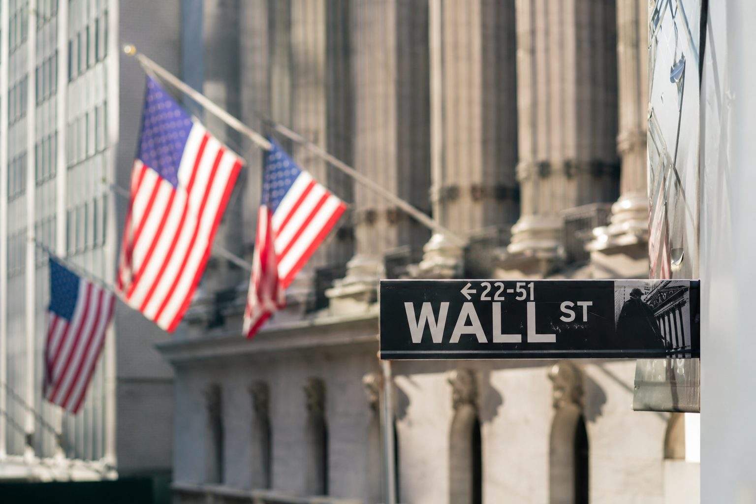 Nasdaq outperforms as AI chip stocks lift market, Fed rate risk lingers